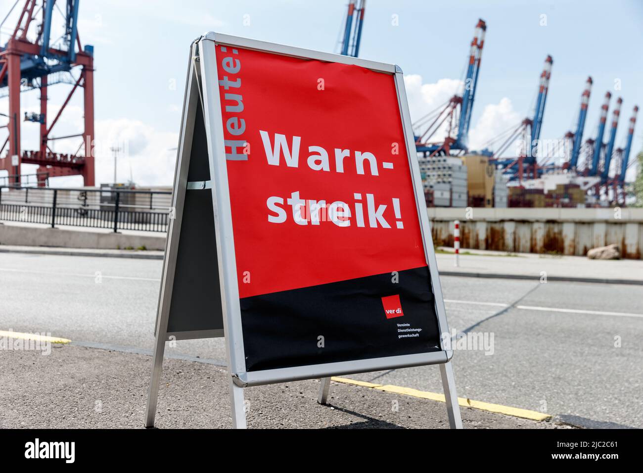 Hamburg, Germany. 09th June, 2022. A sign reading "Warning strike ...