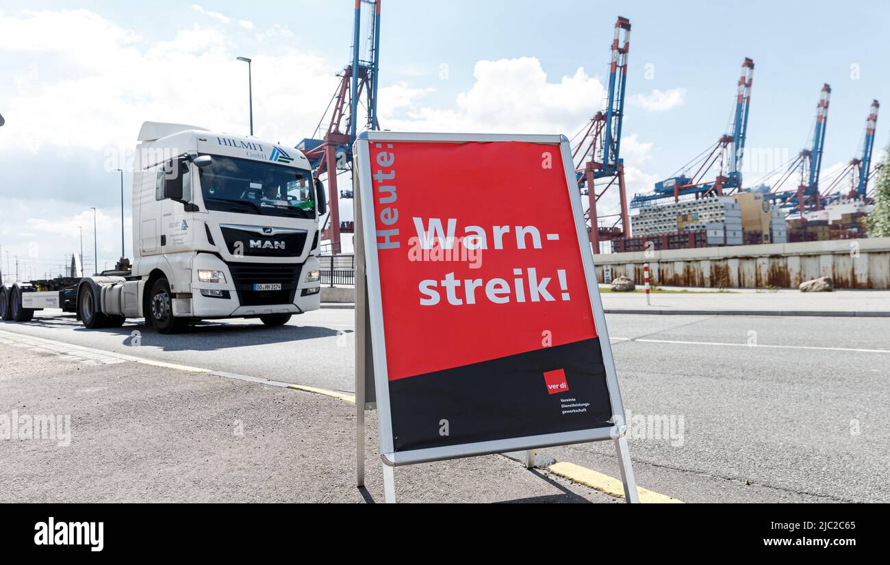 Hamburg, Germany. 09th June, 2022. A sign reading "Warning strike ...