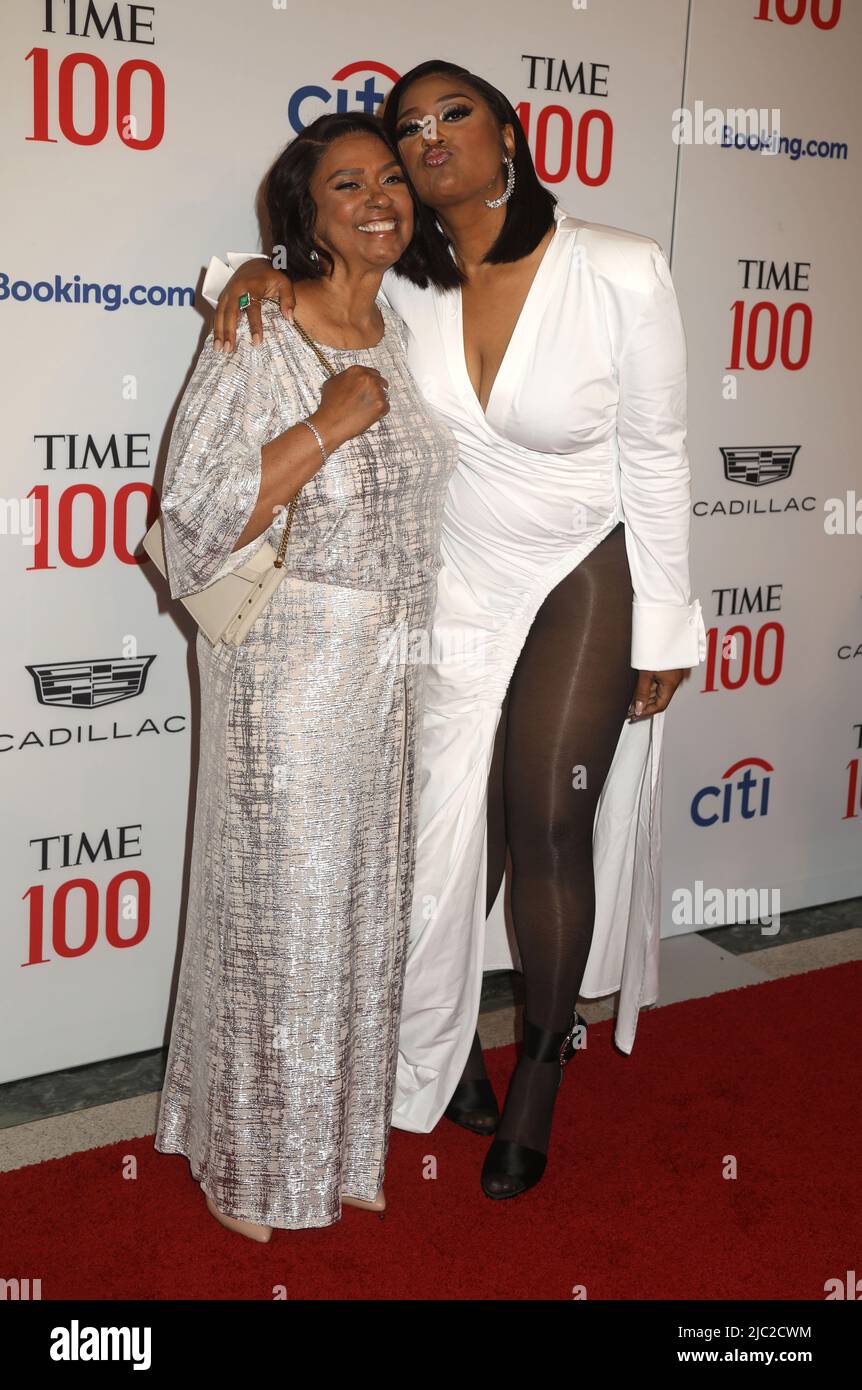 June 8, 2022, New York, New York, USA: (R) Singer JAZMINE SULLIVAN and ...