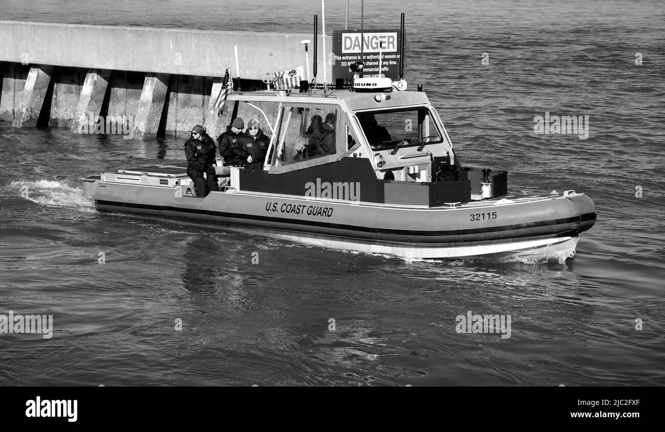 Members of the U.S. Coast Guard partol California's San Francisco Bay ...