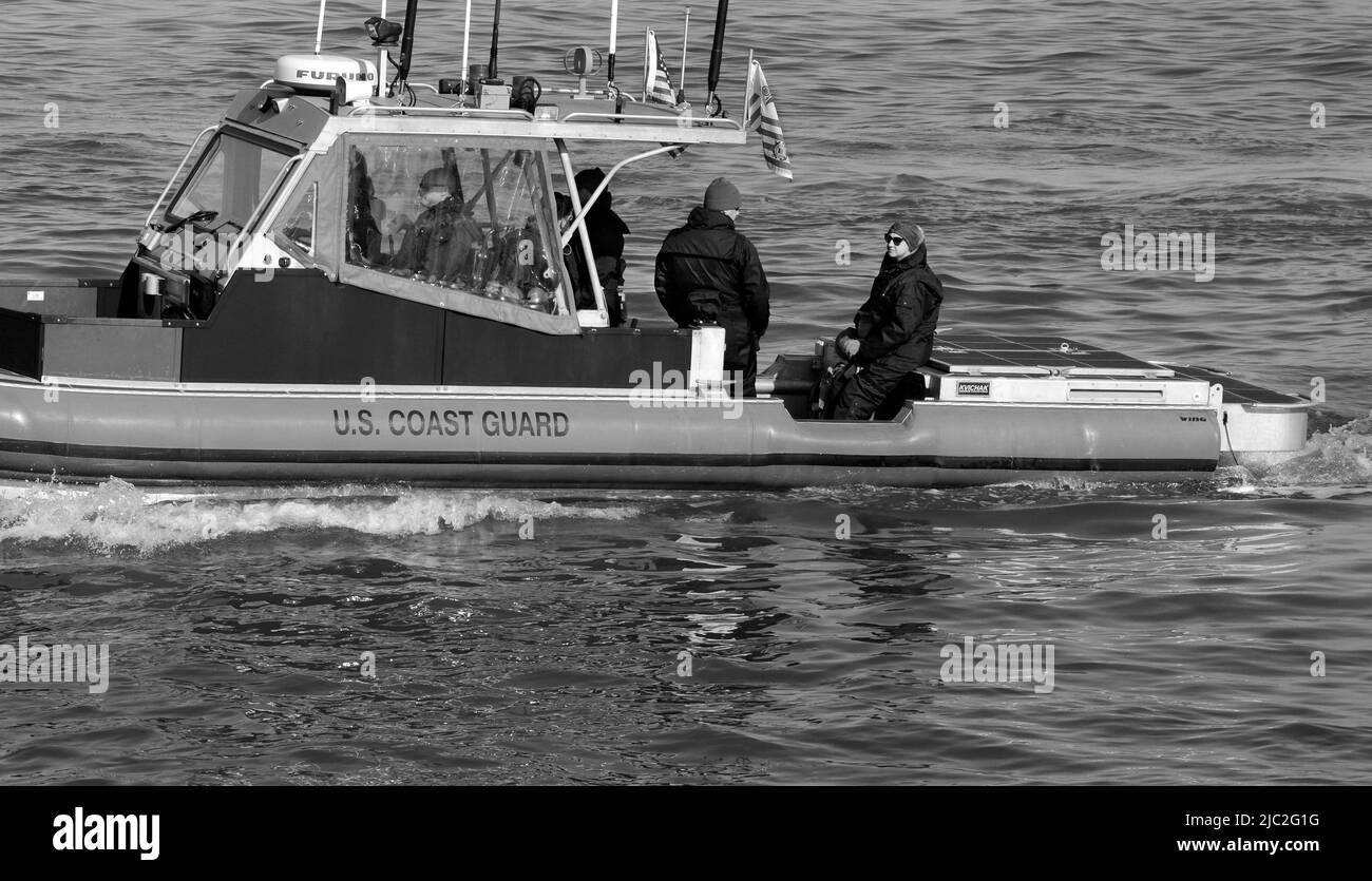 Members of the U.S. Coast Guard partol California's San Francisco Bay ...