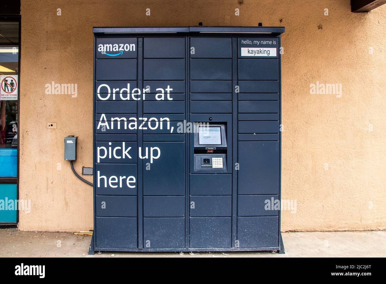 Package locker station hi-res stock photography and images - Alamy
