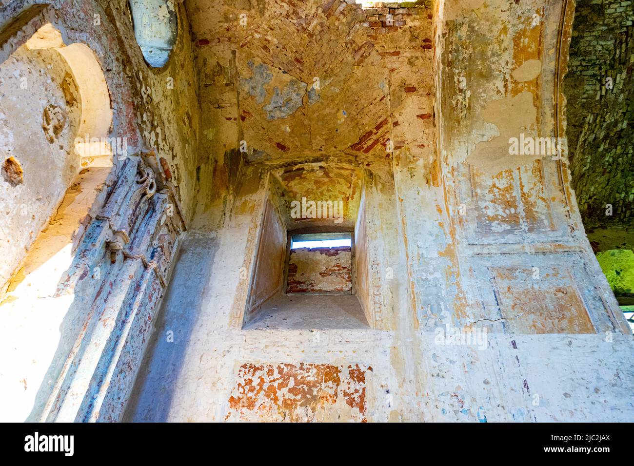 Interior of an ancient ruined temple. Bottom up view Stock Photo - Alamy