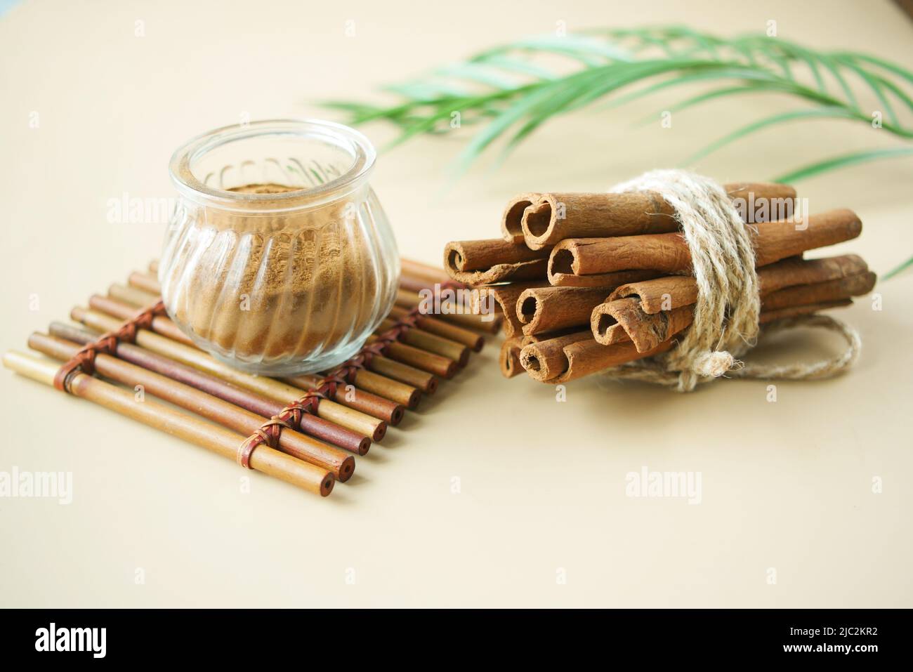 Cinnamon sticks and cinnamon powder Stock Photo - Alamy