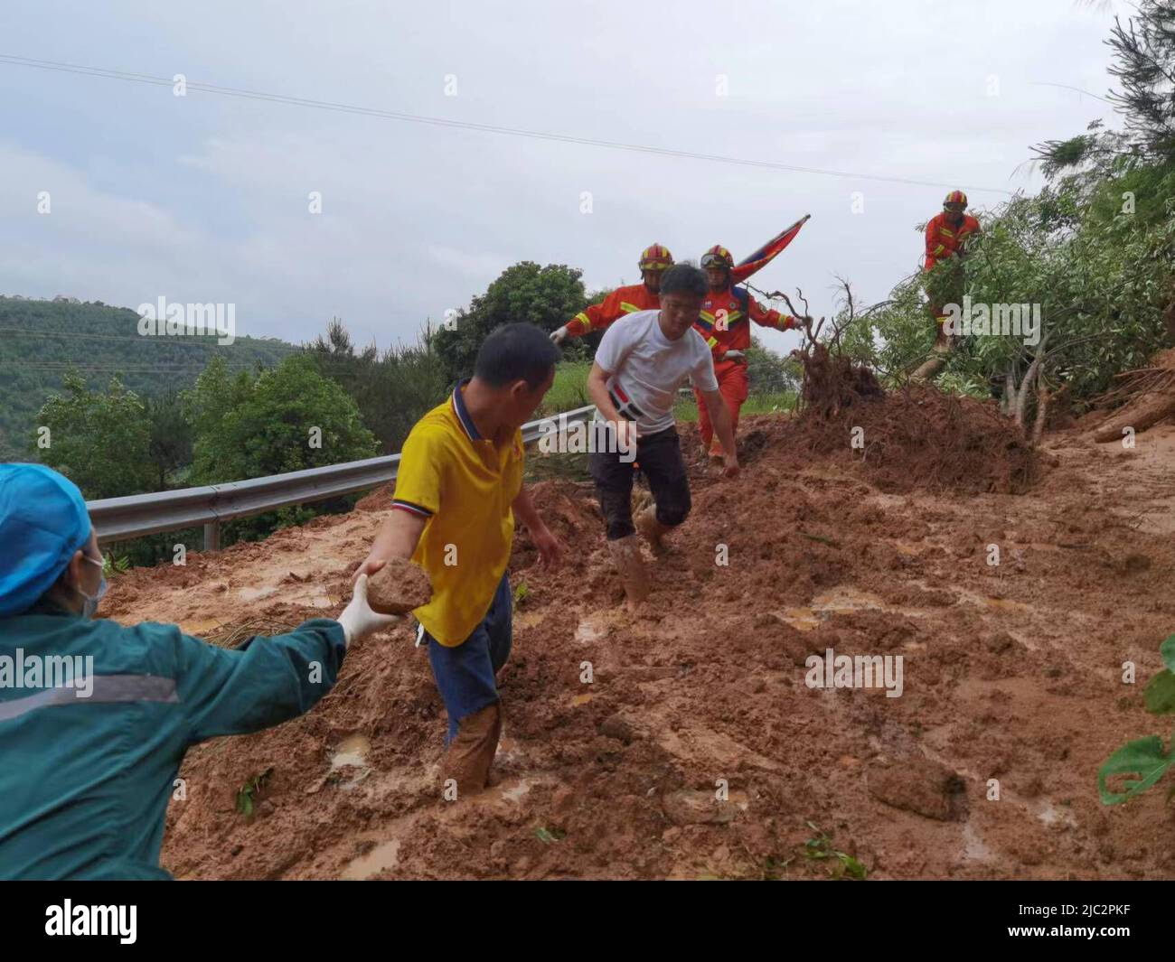 (220609) -- BEILIU, June 9, 2022 (Xinhua) -- Rescuers head for a ...