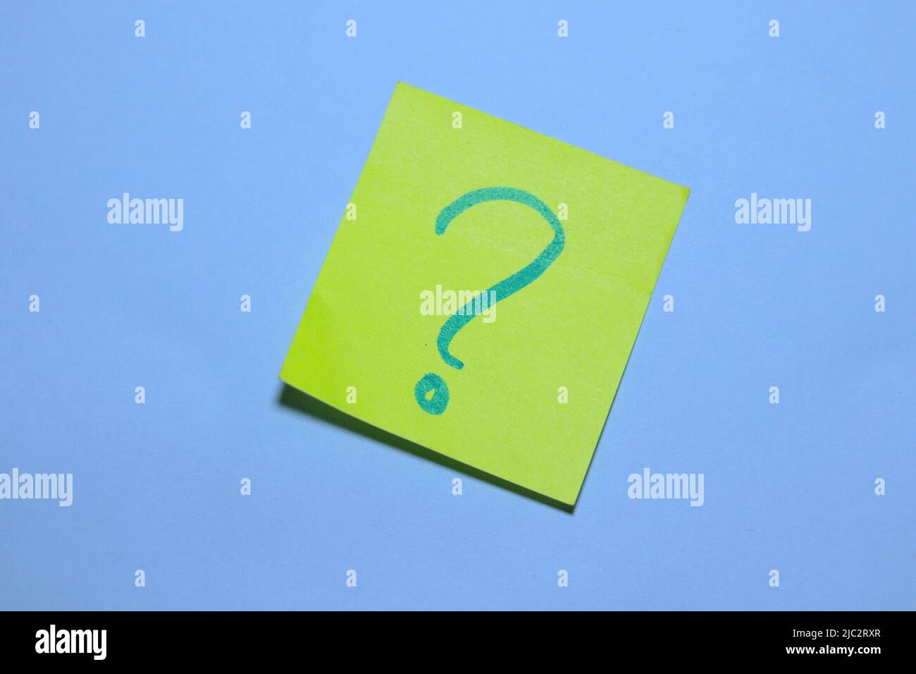 Question mark on a sticky note, sky blue background Stock Photo - Alamy