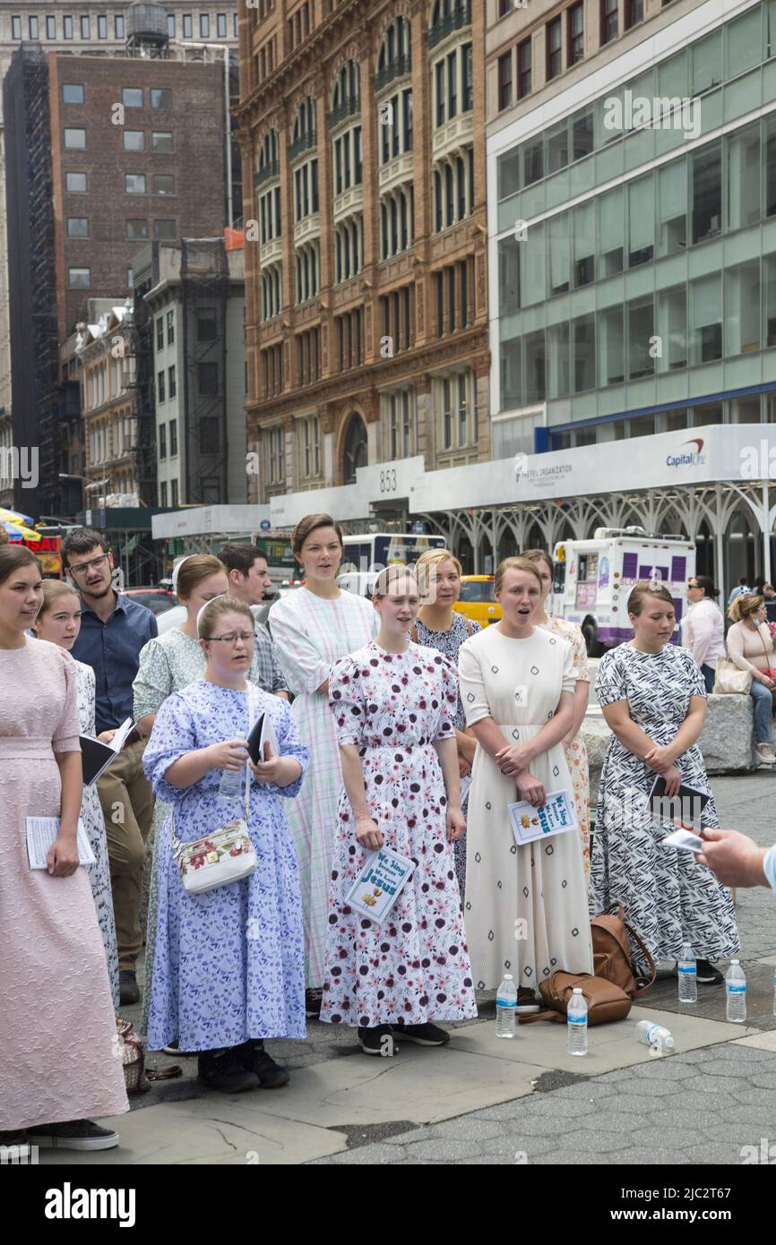 Mennonite women hi-res stock photography and images - Alamy