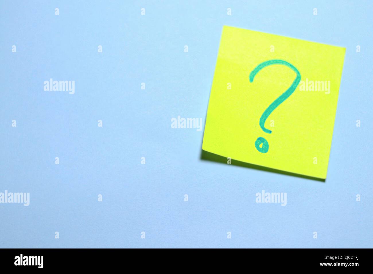 Question mark on a sticky note, sky blue background Stock Photo - Alamy