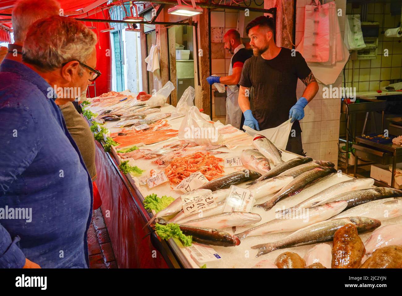 Menschen fischmarkt hi-res stock photography and images - Alamy