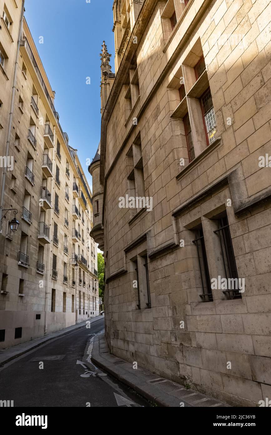 Paris small street hi-res stock photography and images - Alamy