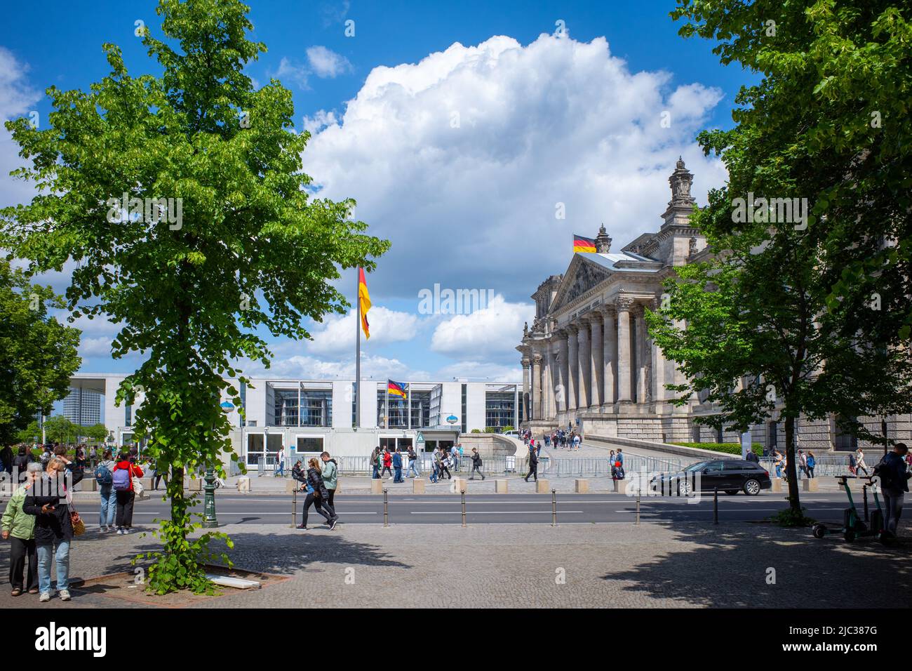 many people bustle in front of the Reichstag in Berlin Stock Photo - Alamy