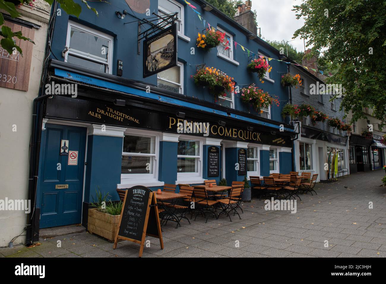 Outside seating by pub hi-res stock photography and images - Alamy