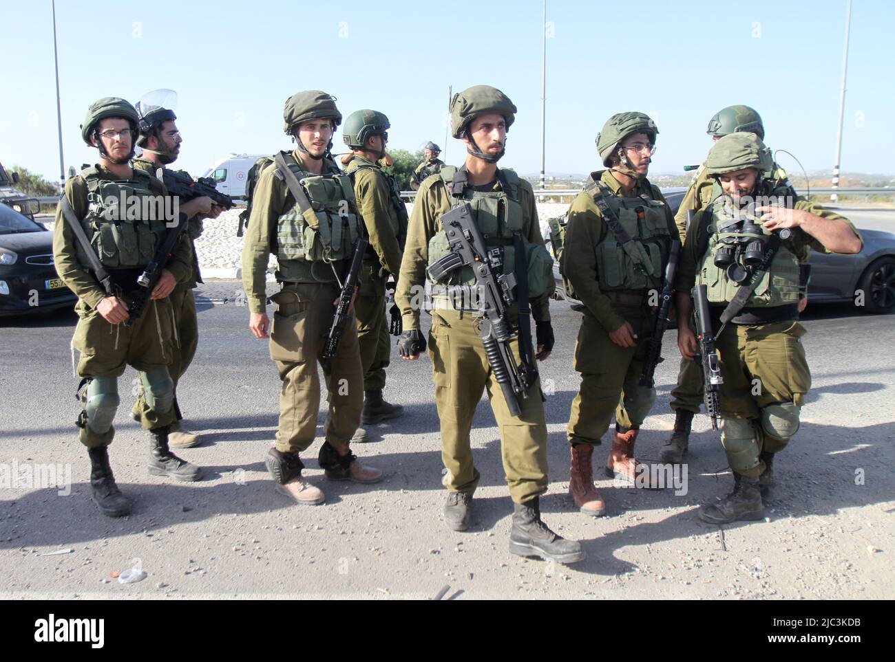 Qalqilya, Palestine. 09th June, 2022. Israeli soldiers protect Jewish ...