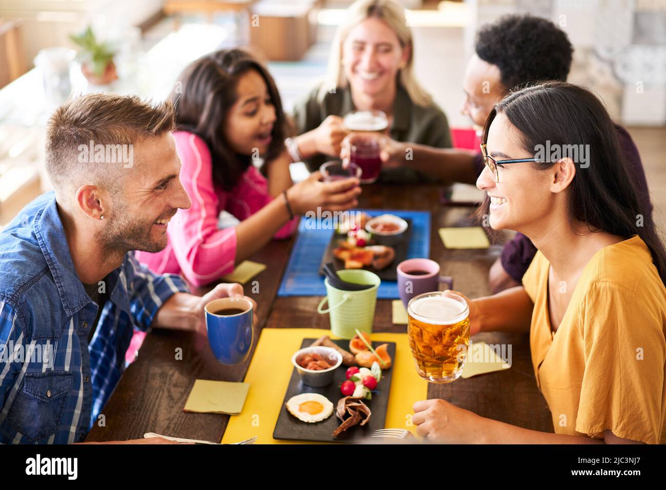 Lunch time reunion hi-res stock photography and images - Alamy