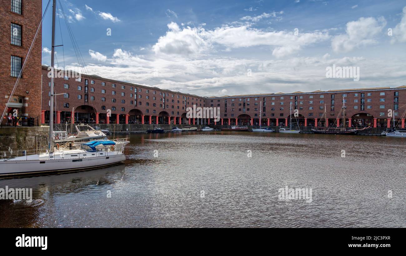 Tate liverpool albert dock hi-res stock photography and images - Alamy