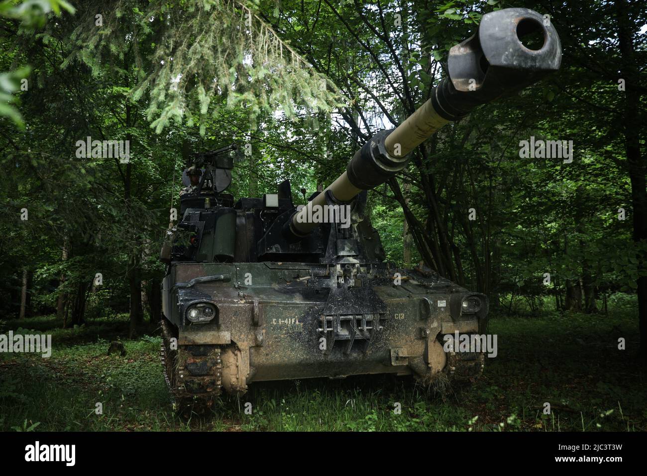 Artillery soldiers firing battery from hi-res stock photography and ...