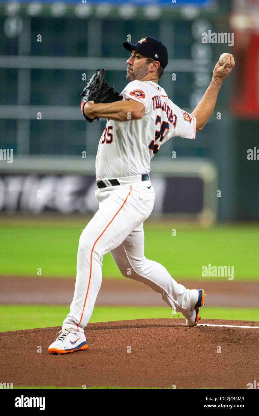 Houston Astros starting pitcher Justin Verlander (35) warms up during ...