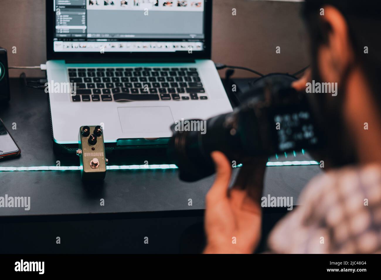 Photographer doing a photo shoot at home Stock Photo - Alamy