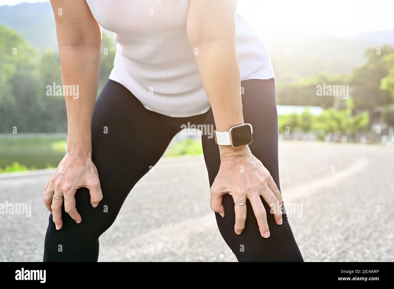 Hands on knees exercise woman hi-res stock photography and images - Alamy