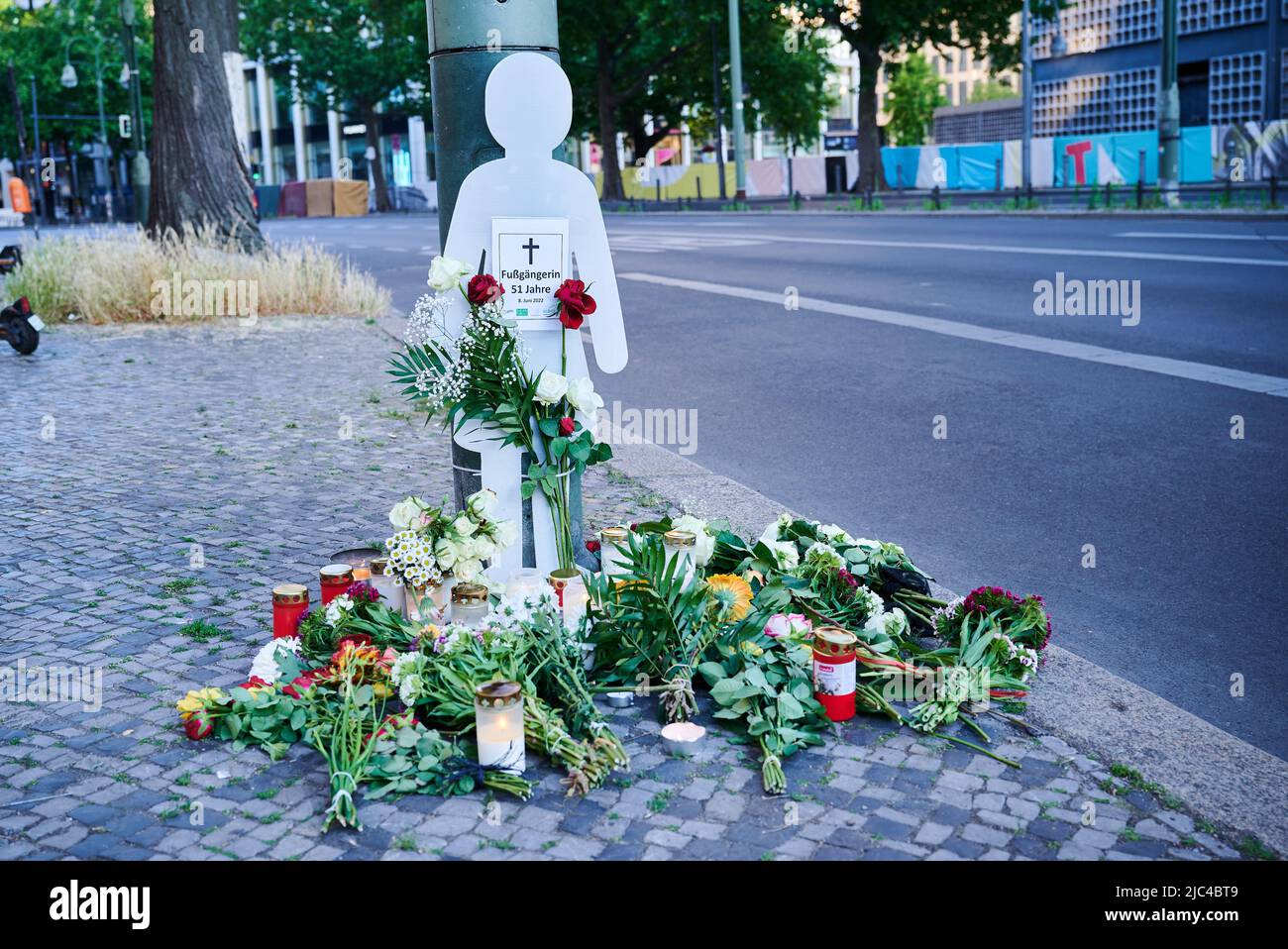 Berlin, Germany. 10th June, 2022. Flowers lie across from the Memorial ...