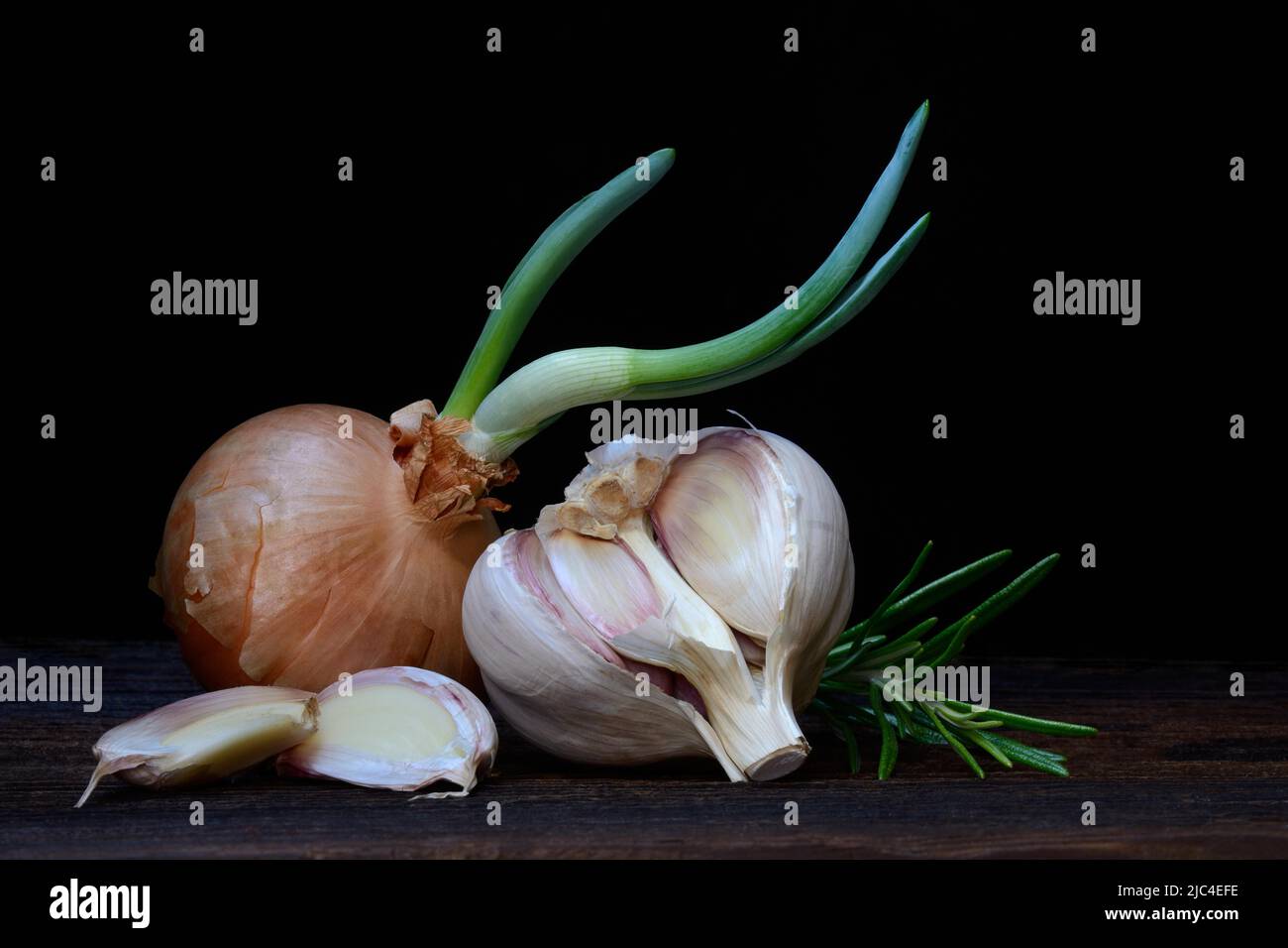 Sprouting common onion (Allium cepa) and garlic (Allium sativum) bulb ...