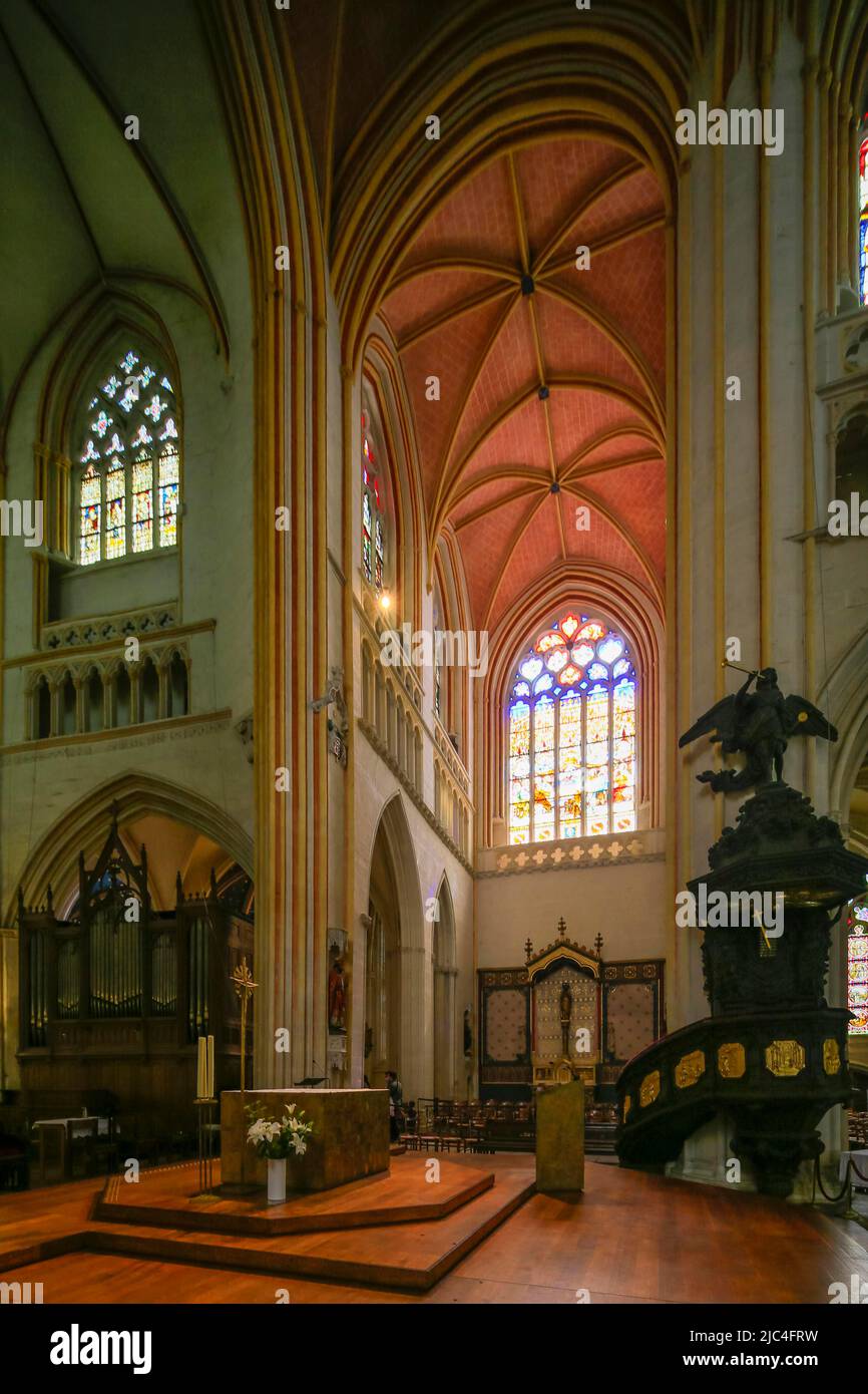 Altar in the crossing, pulpit and organ, Saint-Corentin Gothic ...