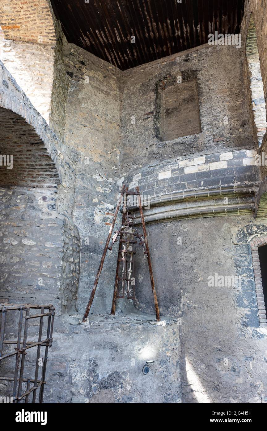 Skeleton at the entrance to the torture chamber of Prague Castle ...