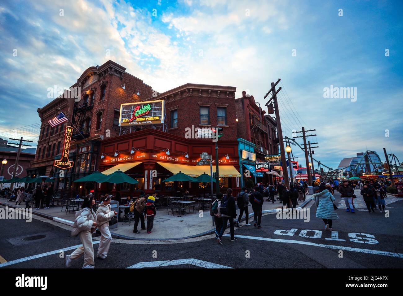 People visit universal studio theme hi-res stock photography and images ...