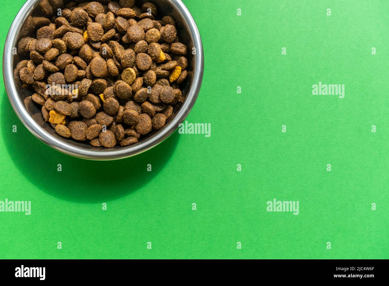 Healthy cat kibble hi-res stock photography and images - Alamy