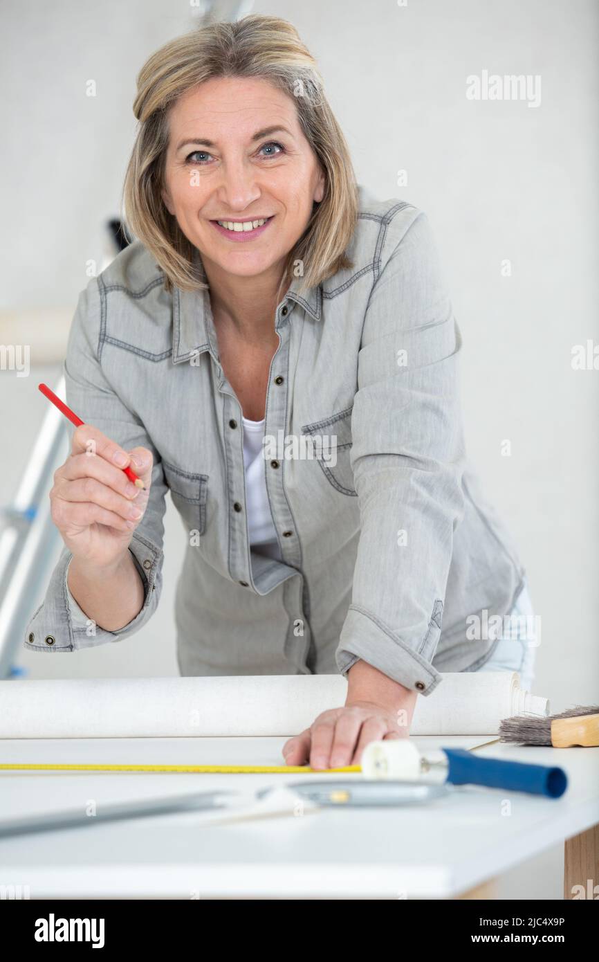 female architect in office working on blueprints Stock Photo - Alamy