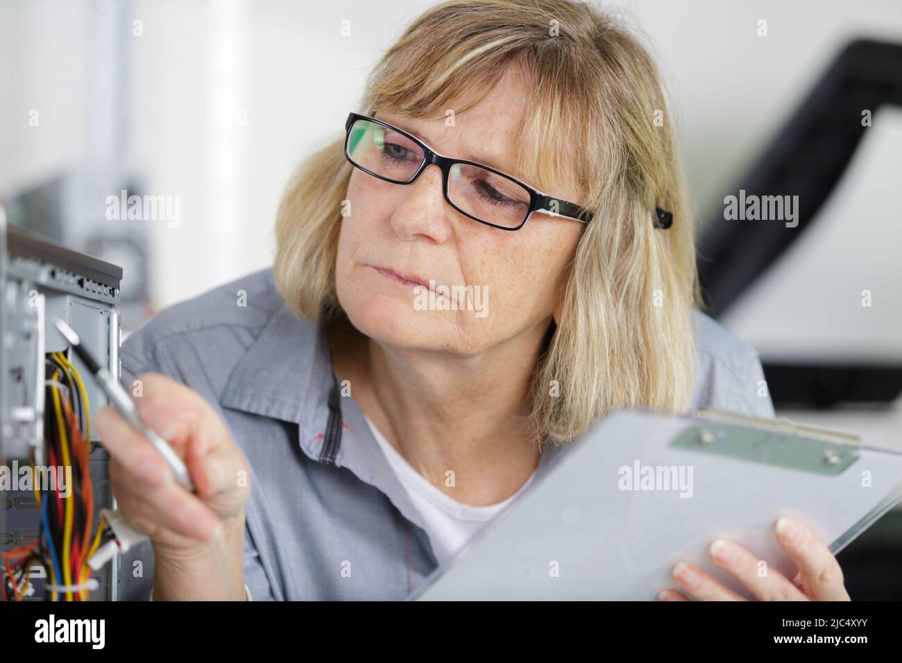 mature woman fixing a pc Stock Photo - Alamy