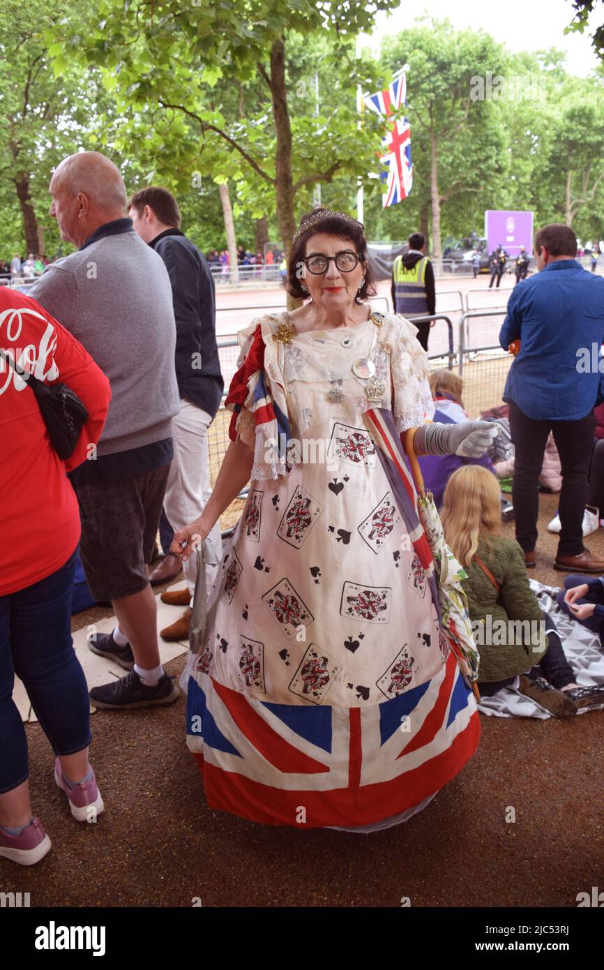 Queen Elizabeth Diamond Jubilee celebrations - pageant on The Mall ...