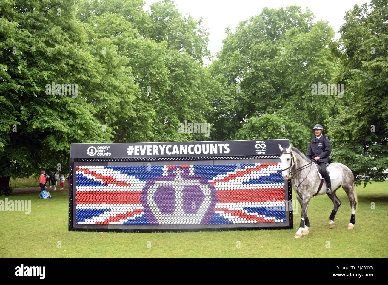 Queen Elizabeth Diamond Jubilee celebrations - pageant on The Mall ... Queen Elizabeth Diamond Jubilee celebrations - pageant on The Mall ...