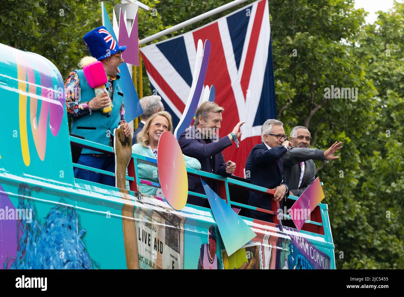 Platinum jubilee pageant bus hi-res stock photography and images - Alamy