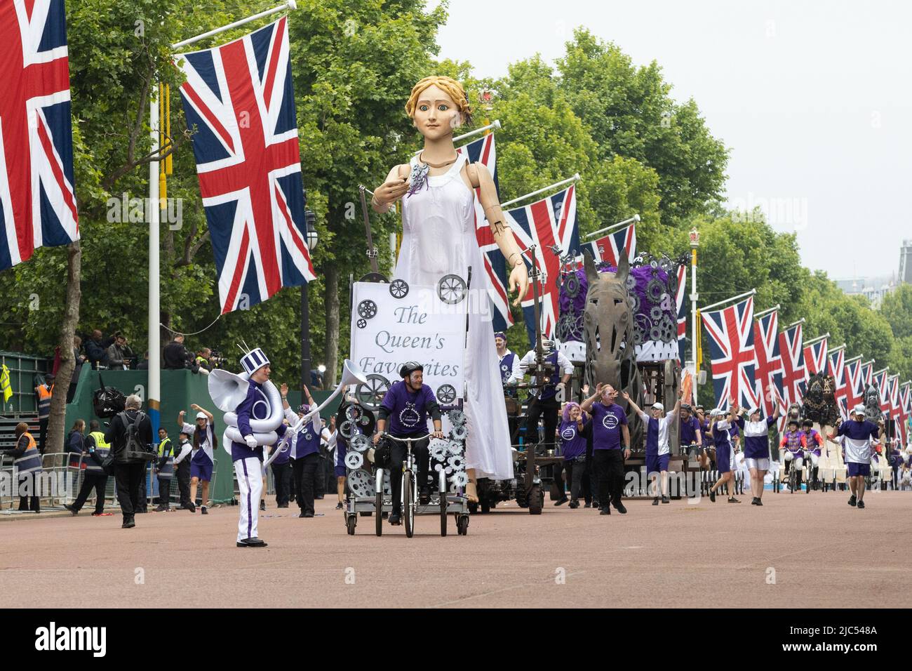 Jubilee pageant the mall hi-res stock photography and images - Alamy