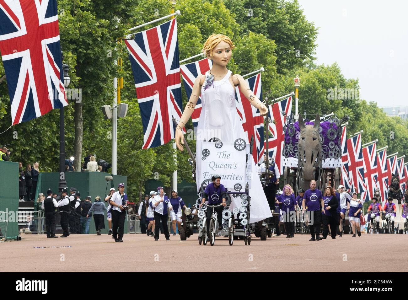 Platinum pageant 2022 hi-res stock photography and images - Alamy