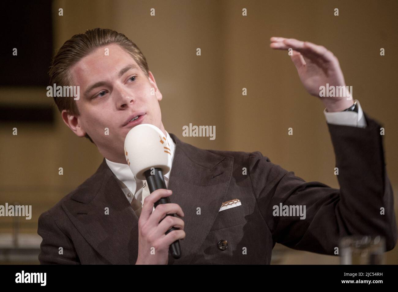 2022-06-10 09:42:44 AMSTERDAM - Klaus Makela is presented as the new ...