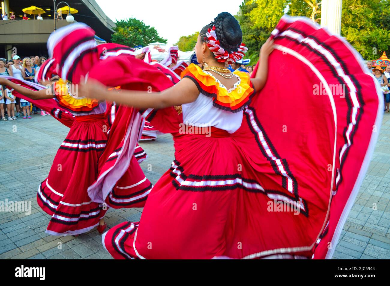 Mexican dancers dressed in stunning colorful bright costumes performing ...