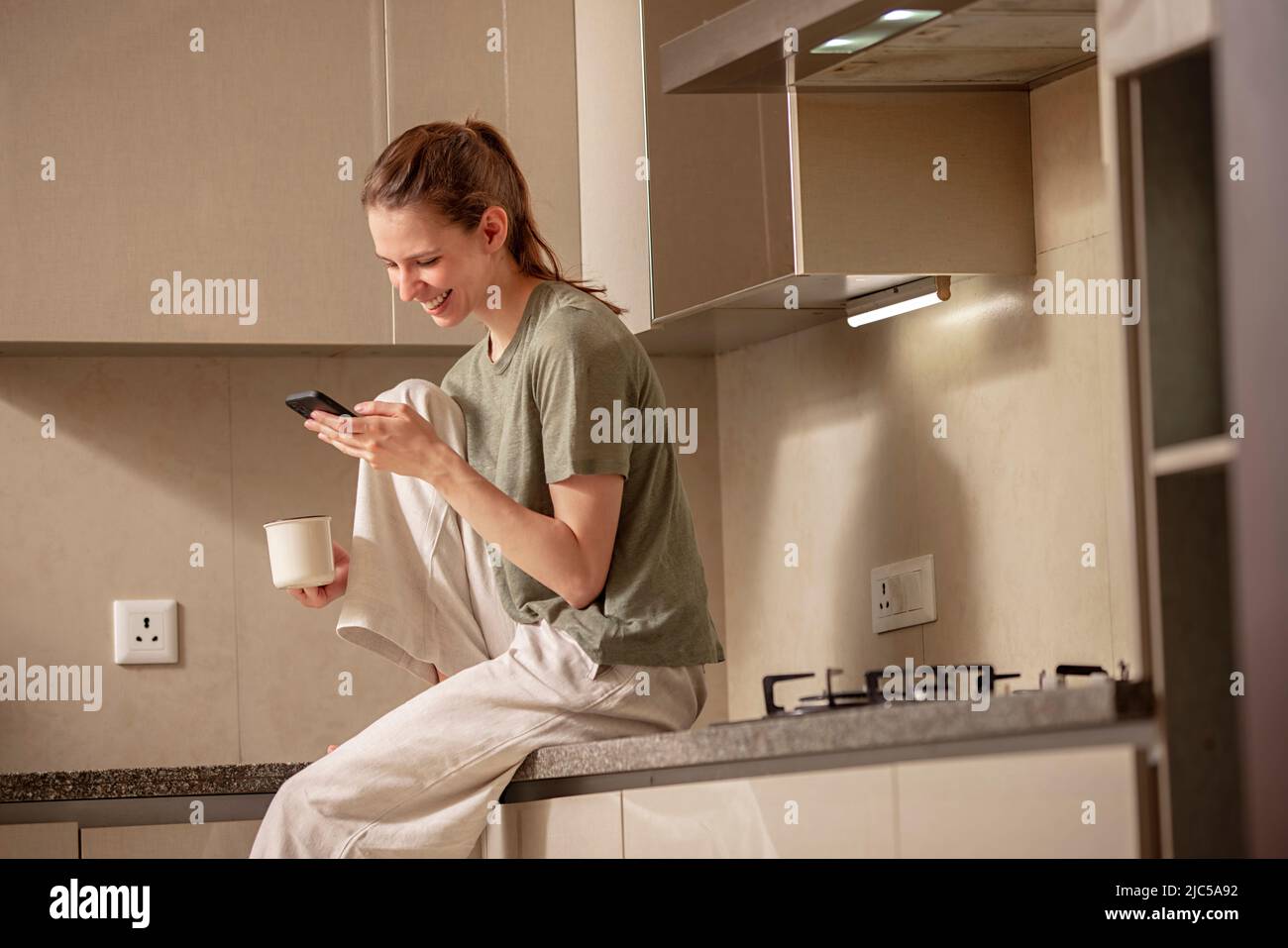 Kitchen women domestic hi-res stock photography and images - Alamy