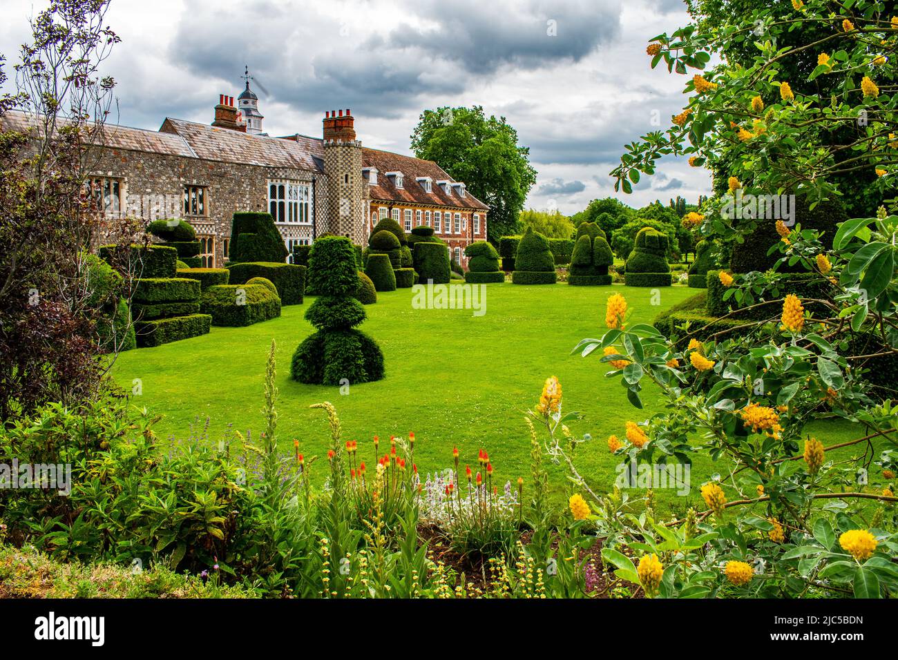 Hall Place, gardens with Topiary. Bexley Stock Photo - Alamy