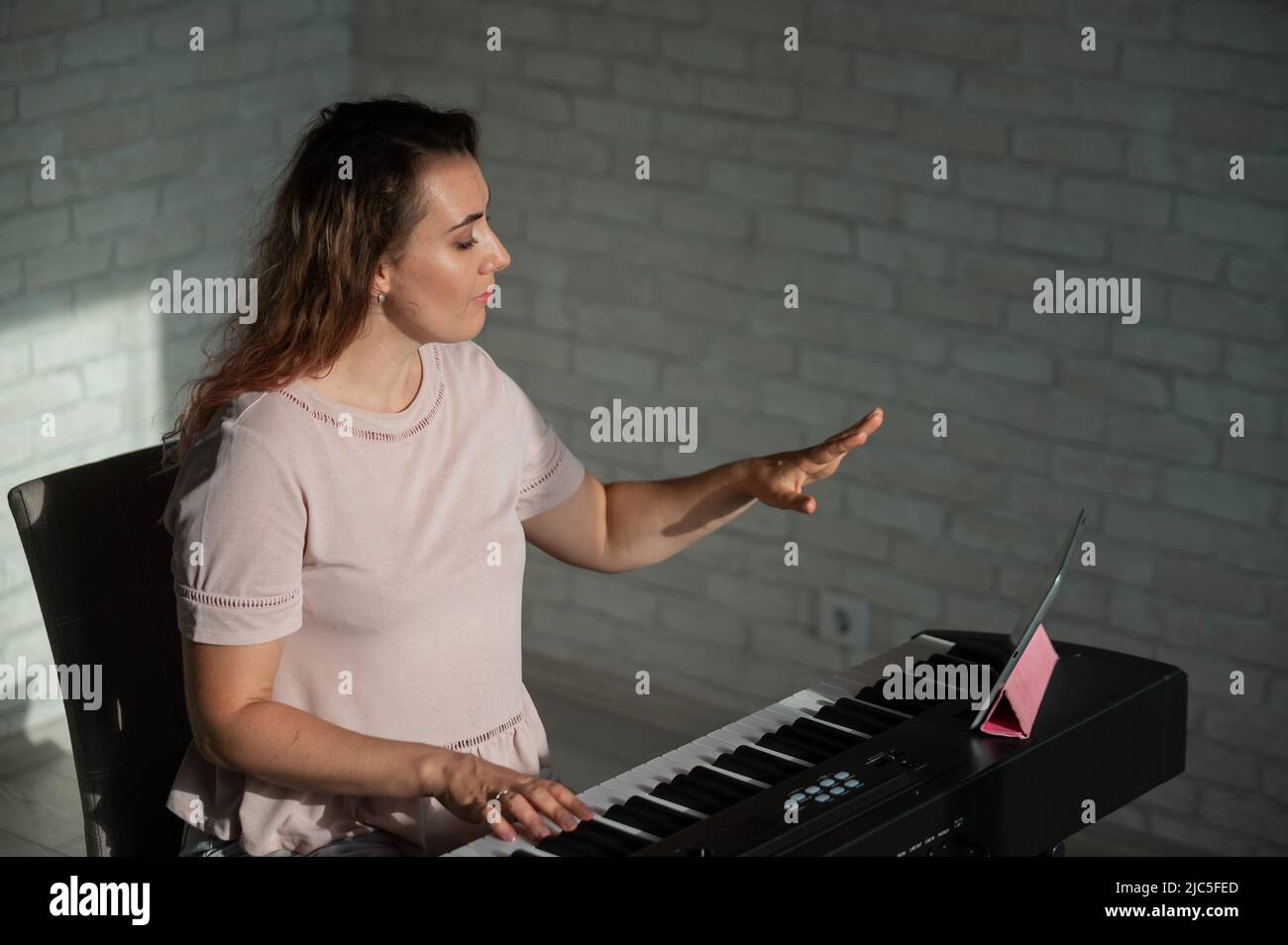 Female singing keyboard hi-res stock photography and images - Alamy