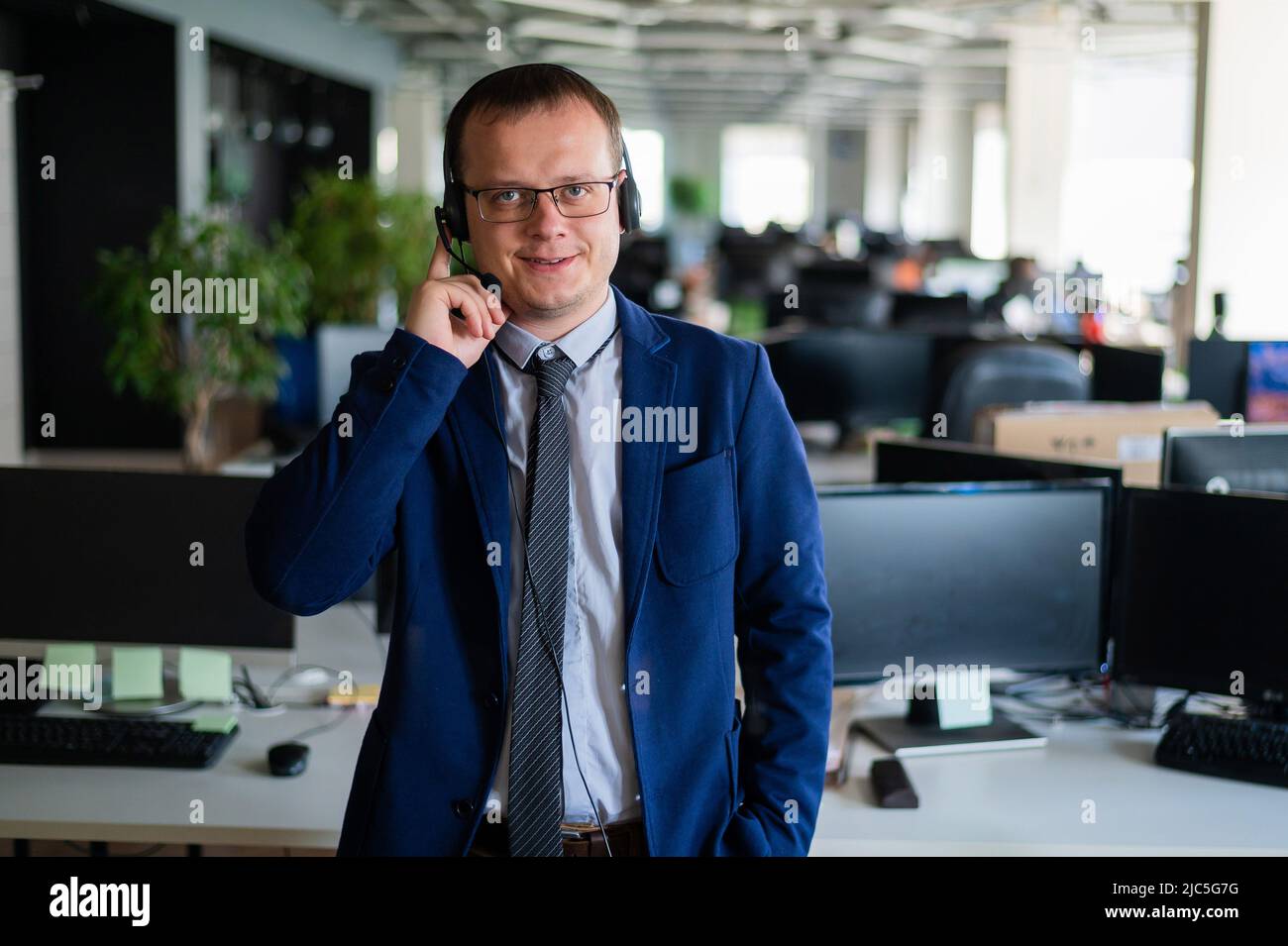 Guy answers call office hi-res stock photography and images - Alamy
