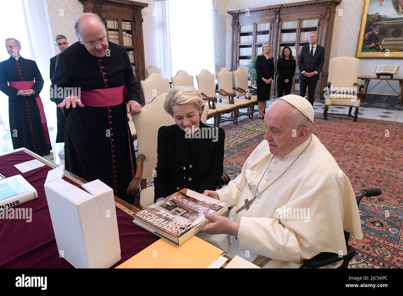 Palazzo apostolico vaticano hi-res stock photography and images - Alamy