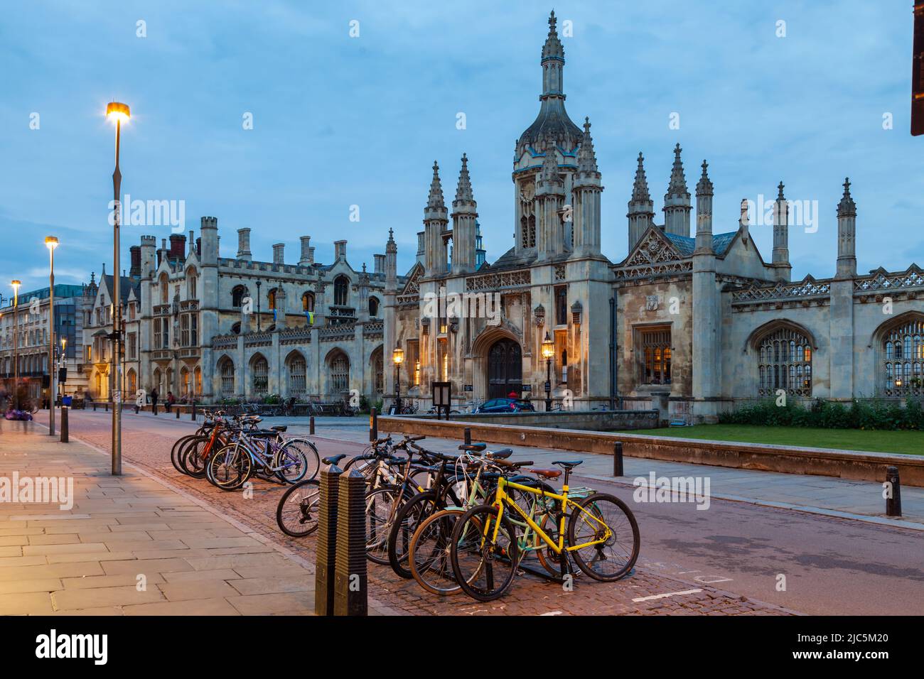 Evening at King's College in Cambridge city centre, England Stock Photo ...