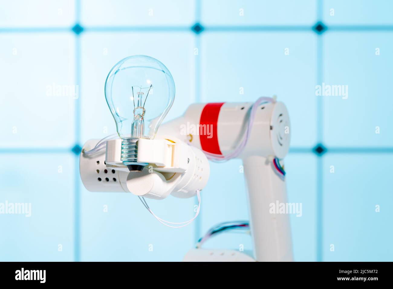 Lighting retro electric bulb lamp in a robot hand Stock Photo - Alamy