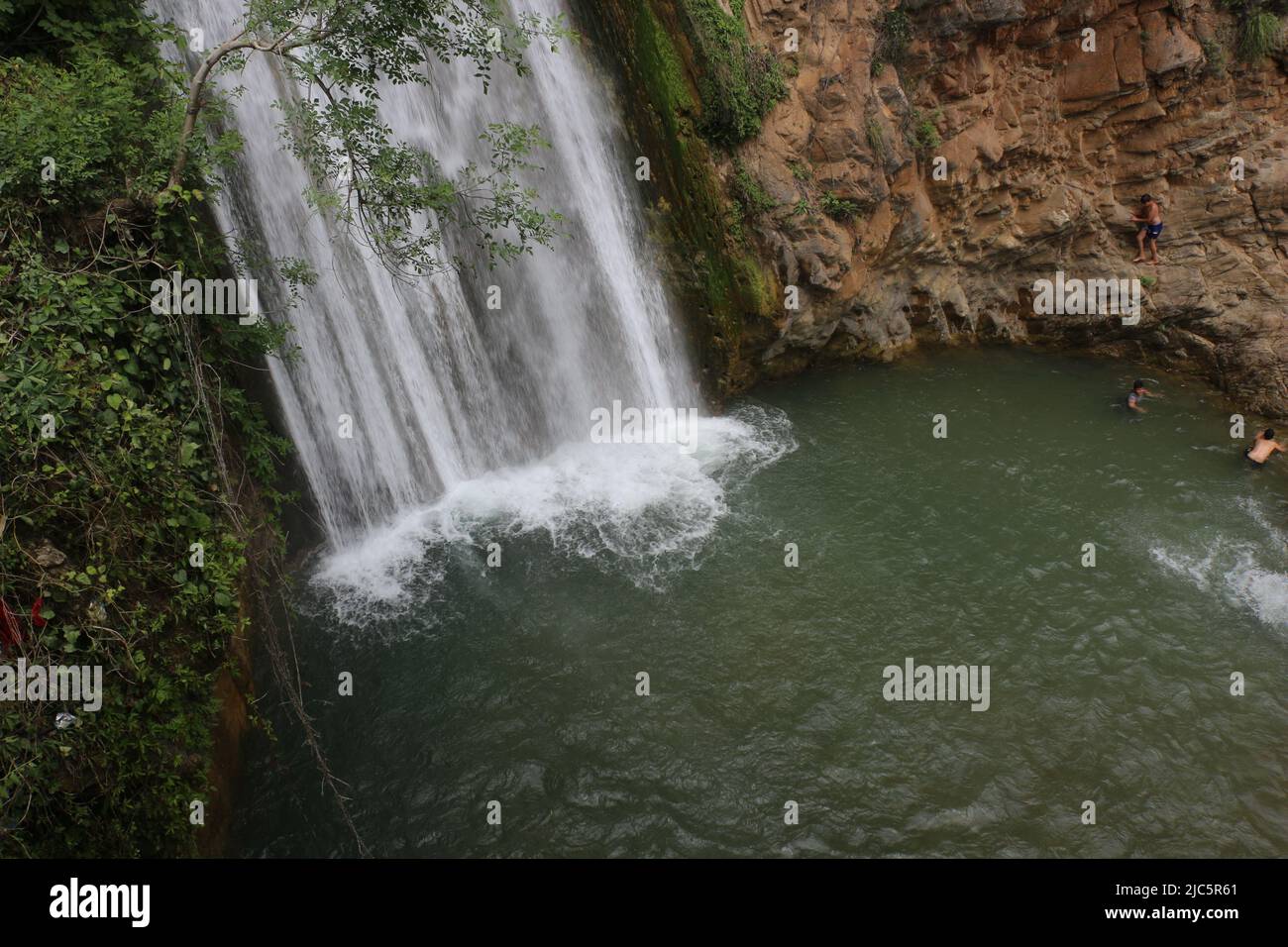 A vertical stream flow in a water basin Stock Photo - Alamy