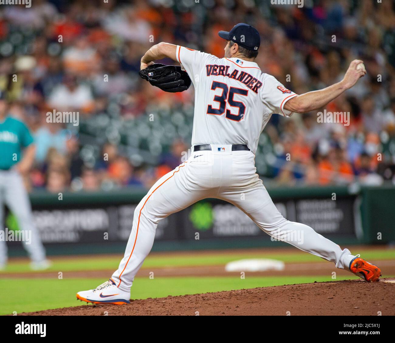 Houston Astros starting pitcher Justin Verlander (35) delivers a pitch in the top of the sixth ...