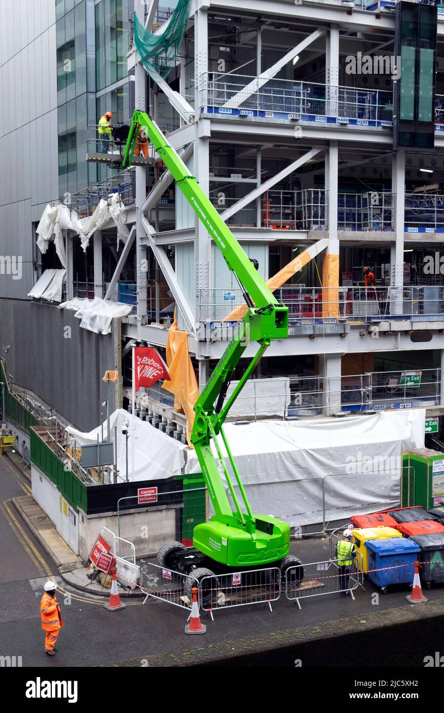 Cherry Picker or Articulated Boom Lift behind 21 Moorfields ...