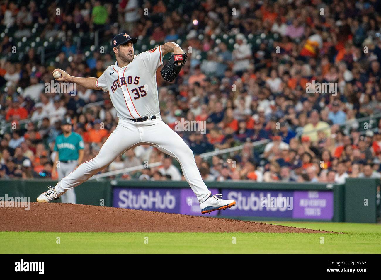 Houston Astros starting pitcher Justin Verlander (35) pitches in the ...