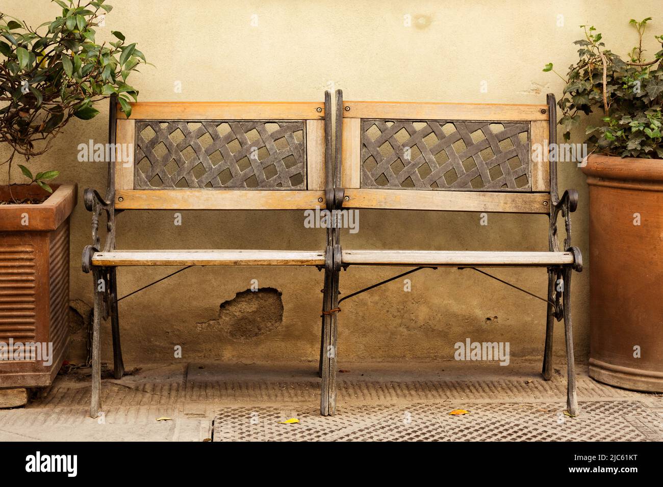 wooden bench in front of a house in Tuscany Stock Photo - Alamy